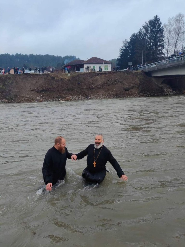 FOTO NEZABORAVNIK – Reče “Bog se javi“ i skoči u Pivsko jezero: Otac ...