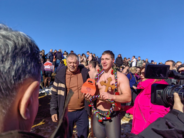 Jovan Ristić iz Vranja, vaatrogasac, prvi doplivao do krsta na Vlasini ...