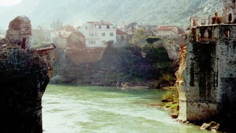 Srušen stari most u Mostaru – BUDITE U TOKU